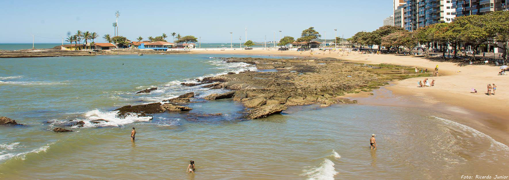 Imagem de toda extensão da orla da Praia do Morro, em Guarapari.