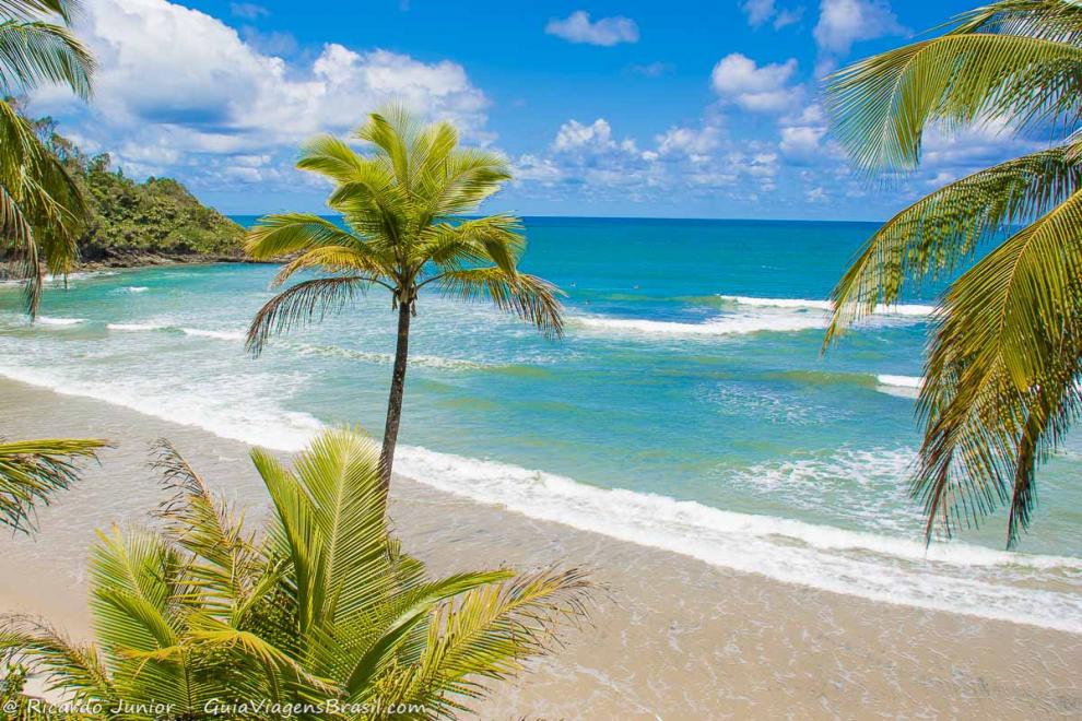 Imagem do mar calma e belo da Praia da Engenhoca.