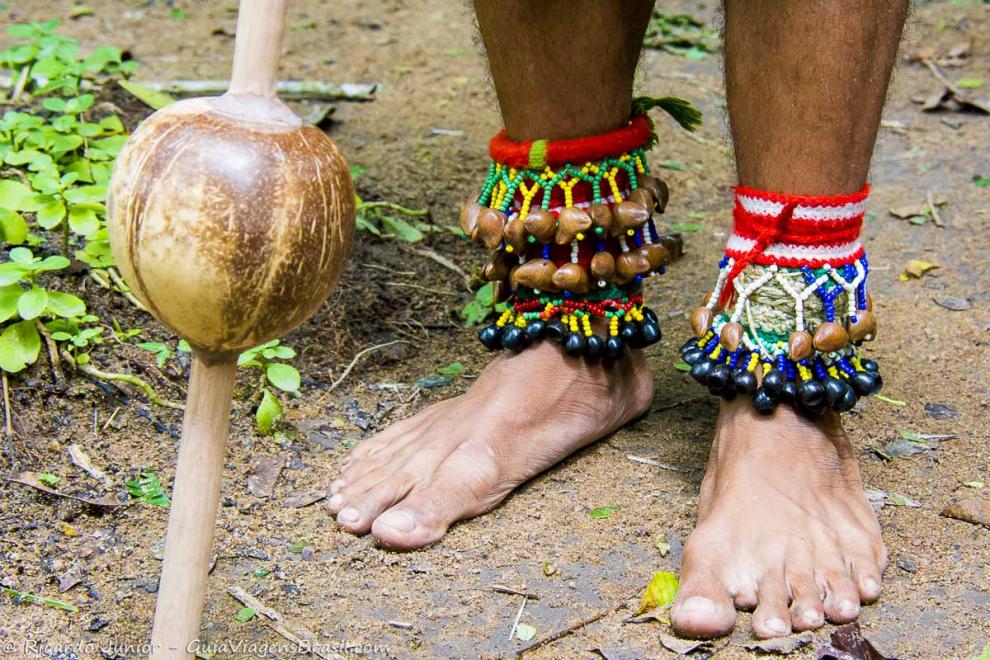 Imagem de índio com saias e adereços nas pernas na Aldeia Pataxó.