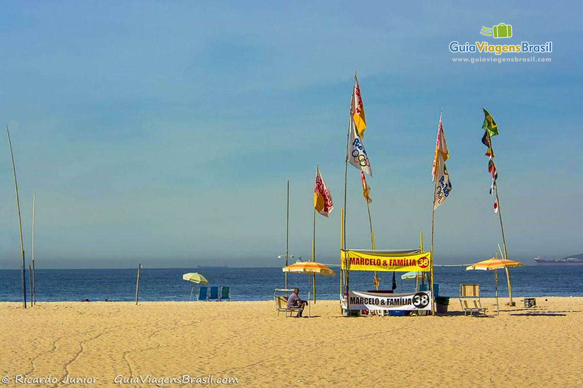 Imagem de uma barraca numerada nas areias da Praia Copacabana com ...