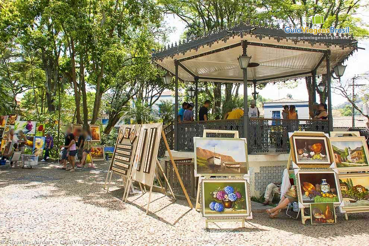 Imagem do coreto da praça no centro de Embu.